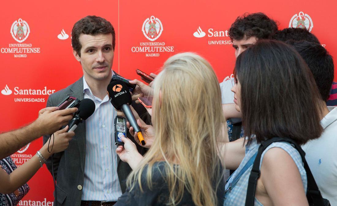 Pablo Casado atendiendo a los medios a su llegada - Partido Popular